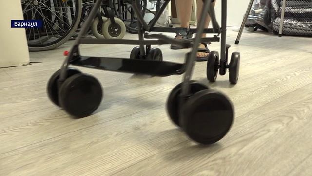 На Алтае создано 10 пунктов, где семьи могут бесплатно взять напрокат детские кроватки и коляски