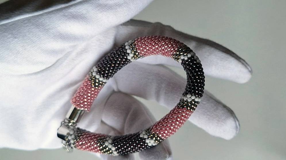 Браслет из бисера: Змеиный окрас, розово - фиолетовый.