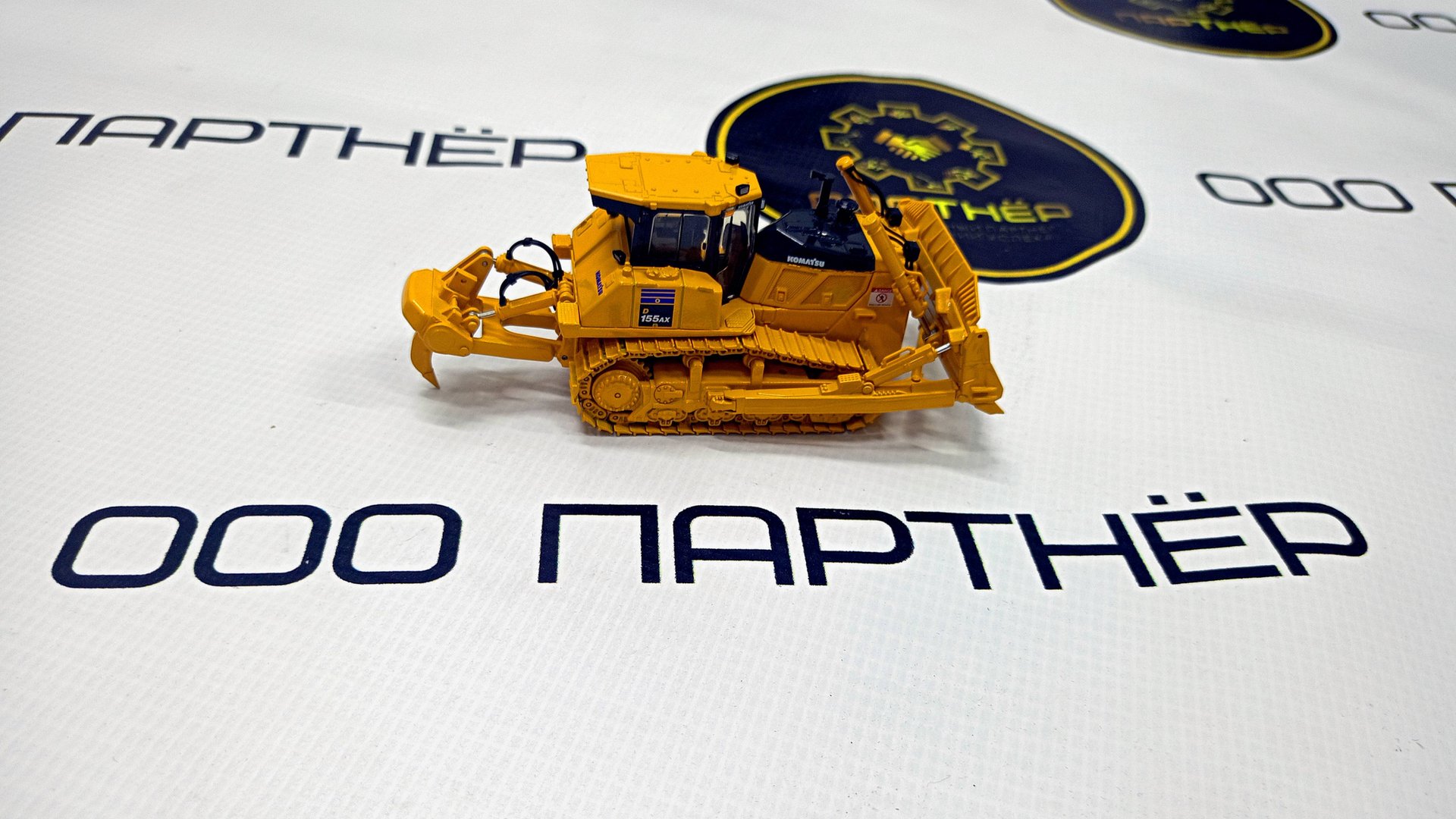 1;64 Масштабная коллекционная модель Бульдозер Komatsu D155AX (14т.р.)