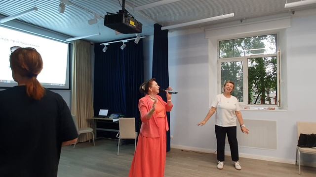 Полюбила-полюбила его серые глаза
Песня Елены Суворовой