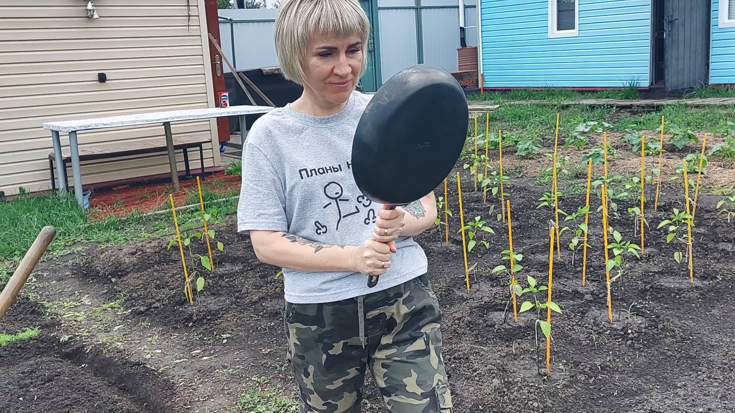 Ох тяжёл крестьянский труд! Сажаем лук. Пропололи огурцы,перцы и помидоры. Жарим яичницу на сале!