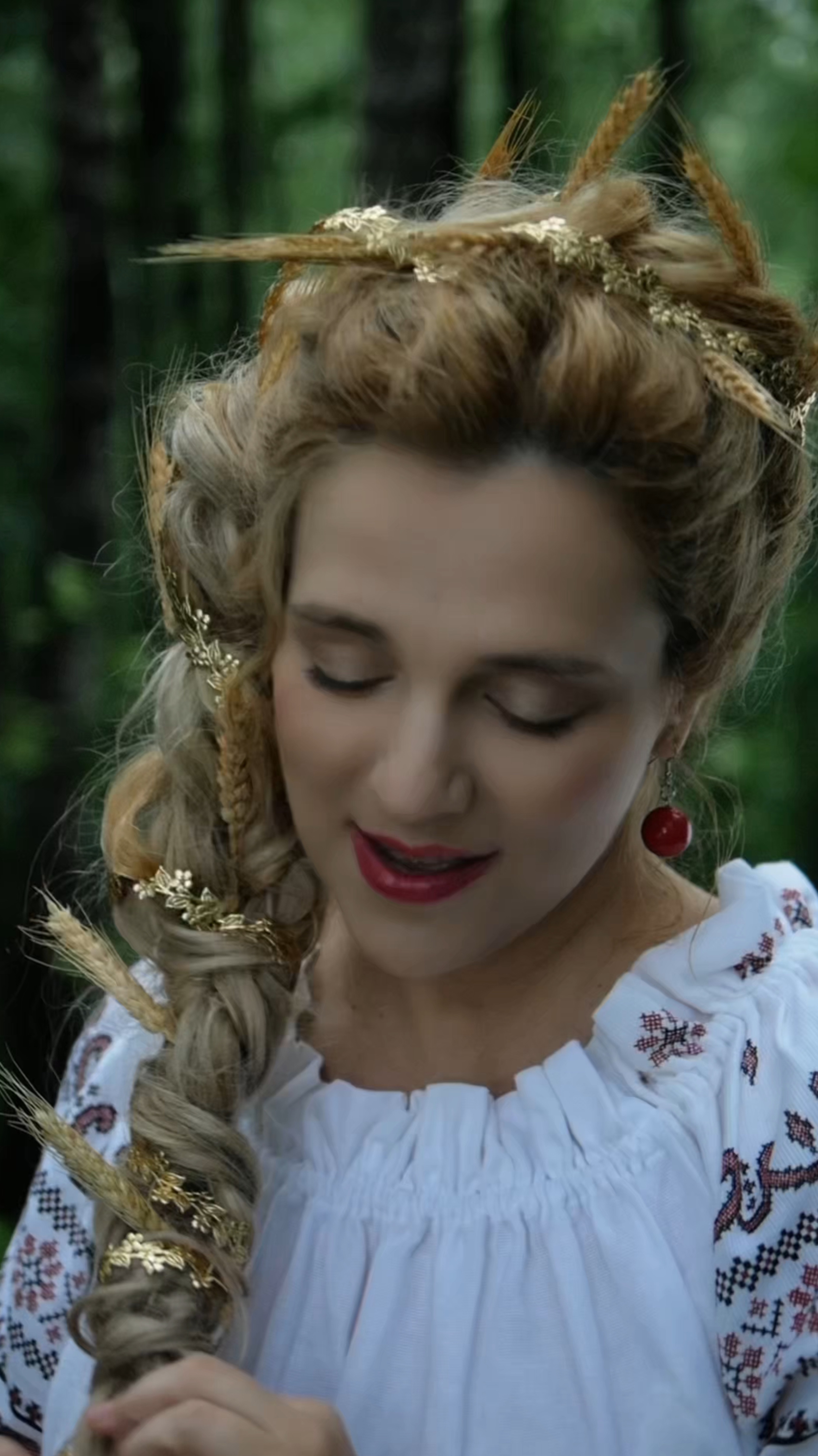 #Премьерапесни #Песнядевицы #вСети с 00:00 на всех музыкальных площадках: https://band.link/devichya