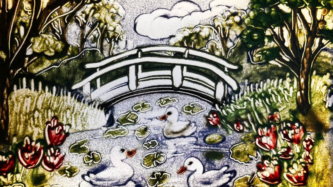 Уточки, мирно плавающие под одним из прекрасных мостов. уроки рисования песком