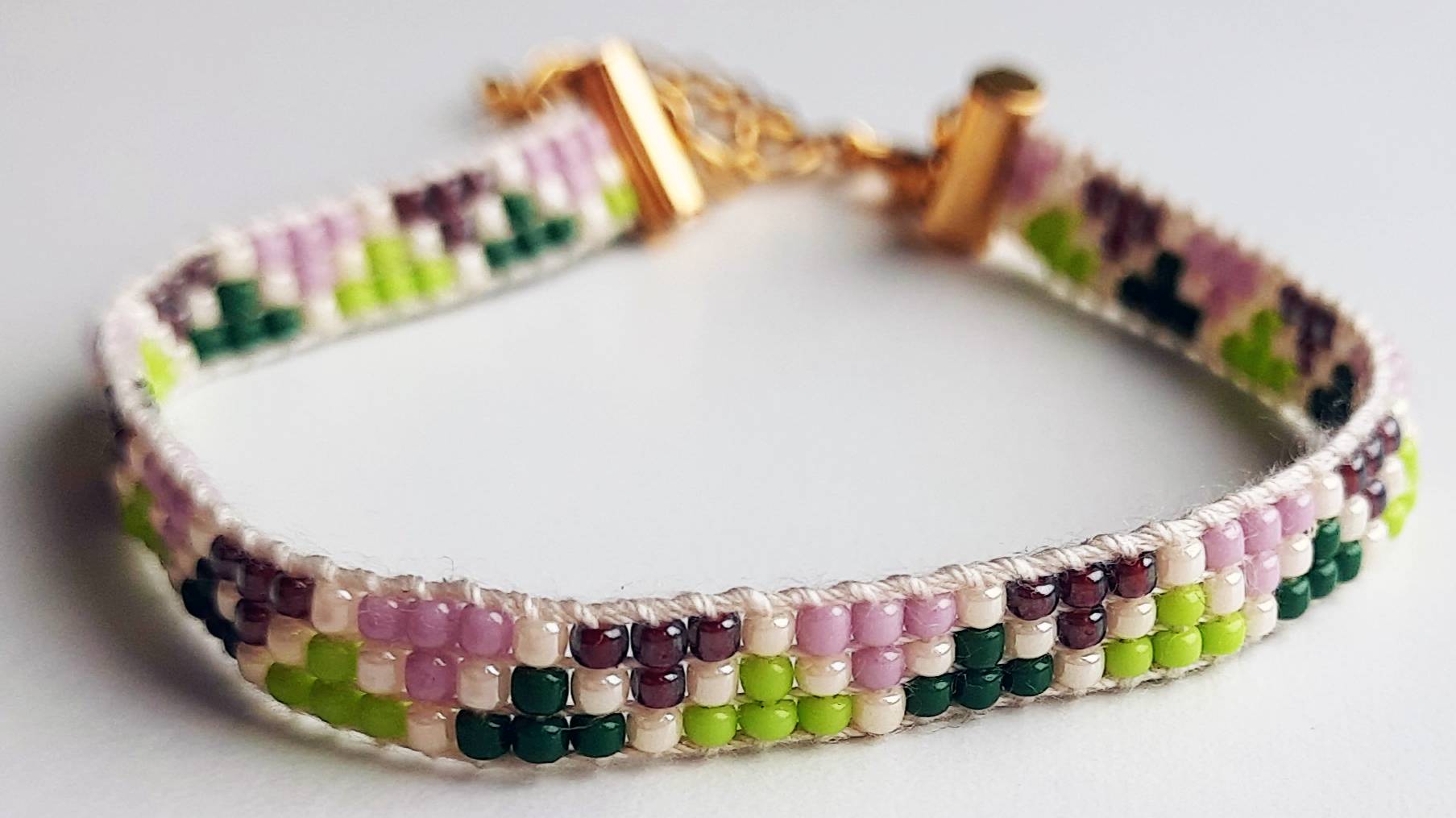 Браслет из бисера. Цветные треугольники , с застёжкой из белого металла.