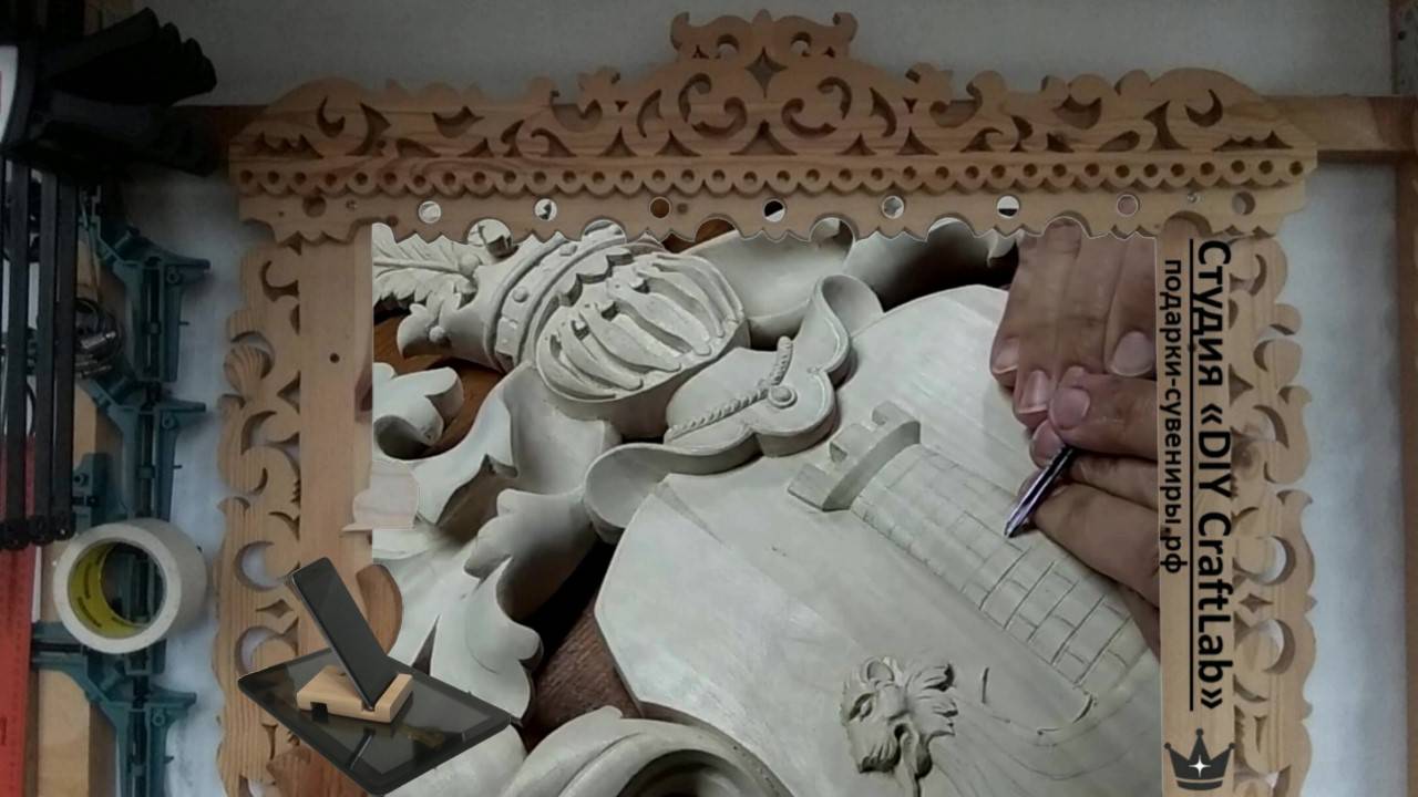 Вырезаем из дерева герб в столярной мастерской / Сувенир-подарок из дерева в Хабаровске