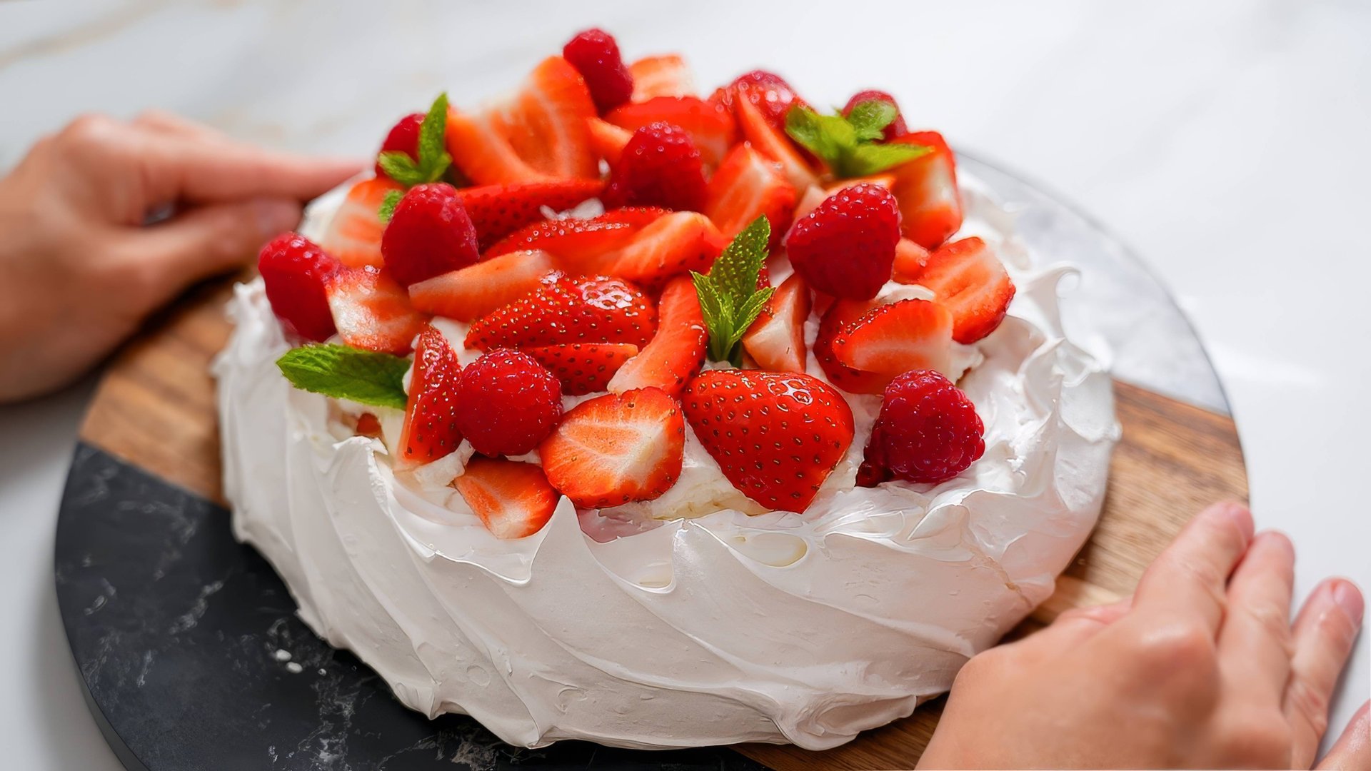 Без МУКИ! Самый НЕЖНЫЙ ТОРТ просто ТАЕТ во рту! Торт безе Павлова с клубникой