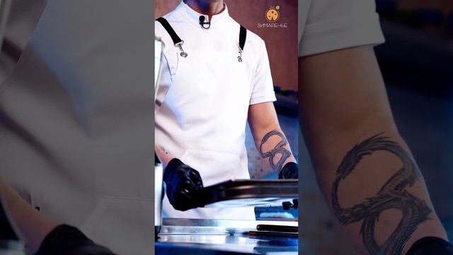 Мусс из сливочного сыра LAMI с мятой на пшеничном чипсе с ягодами