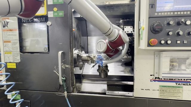 Загрузка станка коботом Jaka, 2