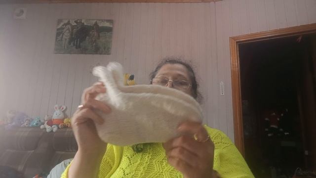 замечательные изумительные носочки, связанные из шерсти для женщины. ждут хозяйки.