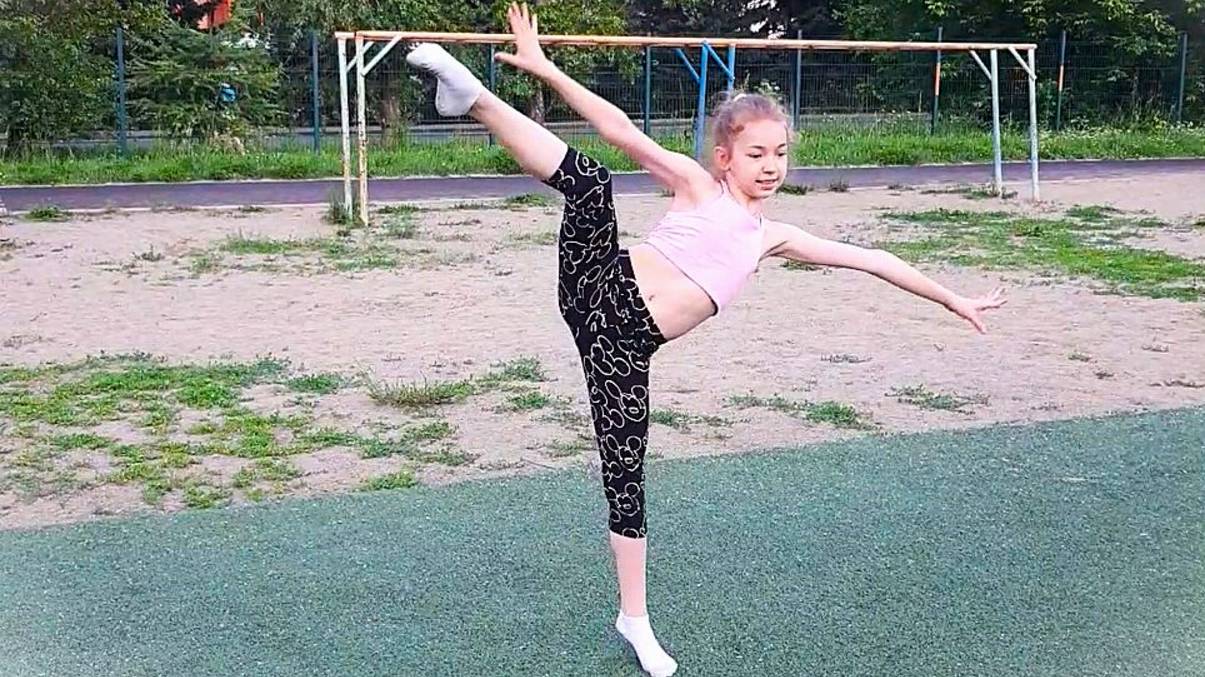 Художественная гимнастика. Отработка упражнения на стадионе. Когда увидела видео год спустя). 06.24