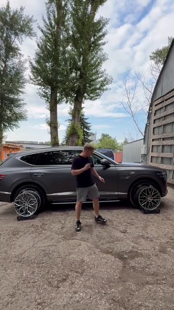 Genesis GV80 на примерке дисков в 20-ом диаметре