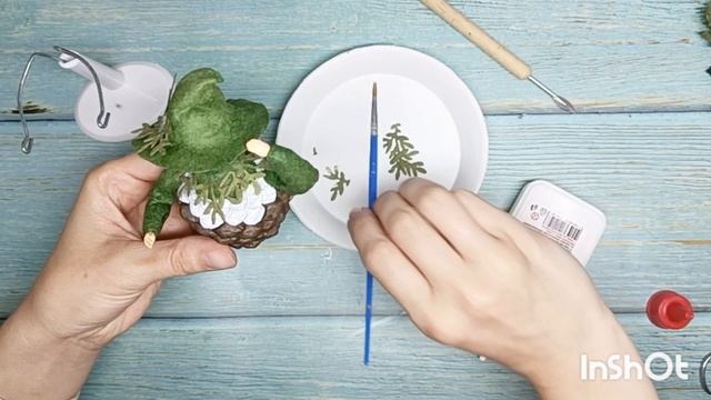 Лесовичок, ватная игрушка из шишки. Украшаем фигурку веточками и и блестками