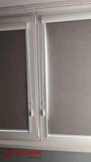 Рулонные шторы в коробе с тканью блэкаут установленные на балконе в Севастополе.ОКНАЛЮКС Севастополь