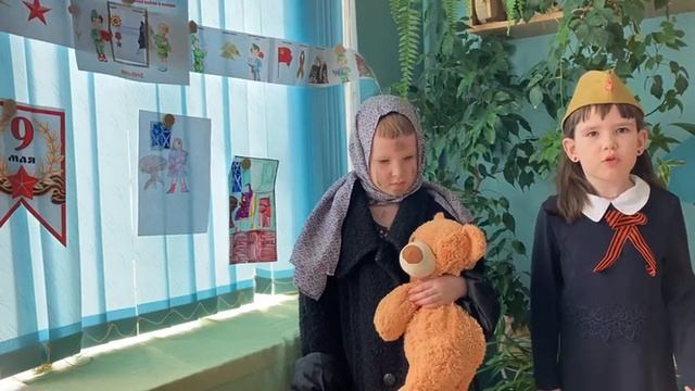 5. Жаркие Елена и Татьяна - "Оборванного мишку утешала..."