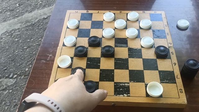 Мы в деревне.  Партия  в шашки! Кто выиграет эту партию?!