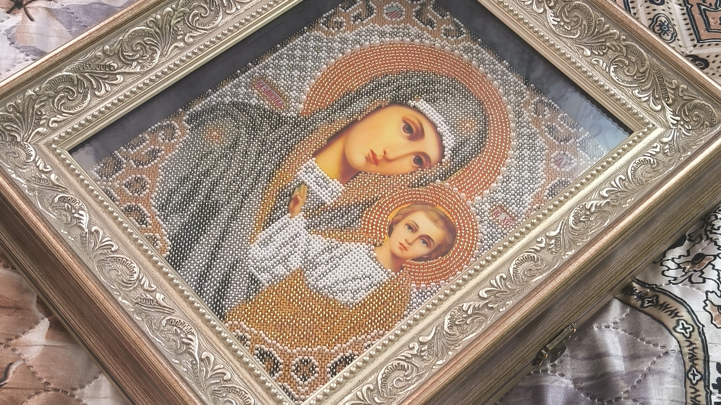 Вышивка иконы бисером. Икона в киоте