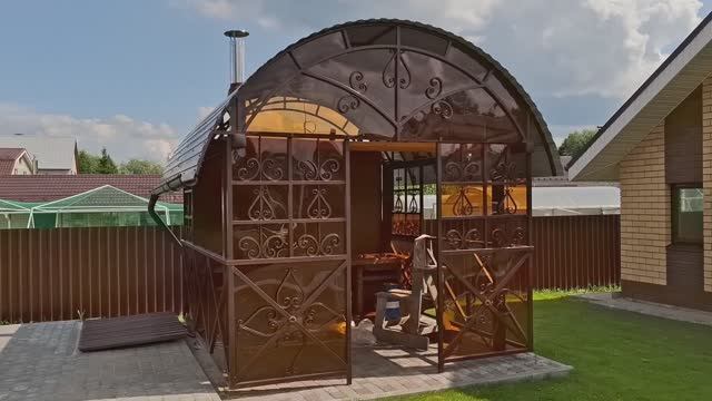 Закрыл стены мангальной/барбекю зоны монолитным поликарбонатом и декоративным  профлистом.