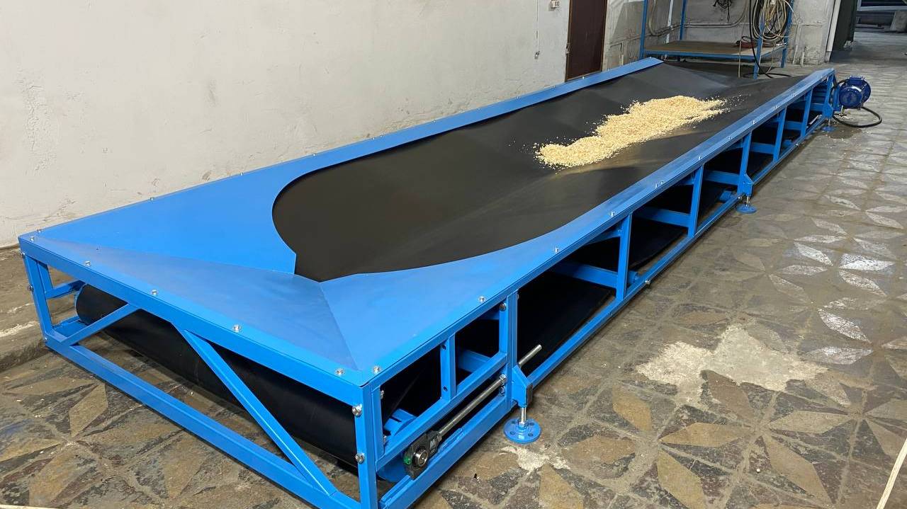 Желобчатый конвейер для сыпучих материалов. 0980