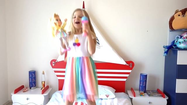 ДИАНА И РОМА - Диана учится петь с Новой куклой Диана Candy Town