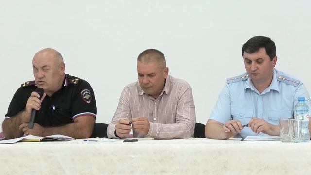 Сотрудники МВД по КЧР провели встречу с жителями Адыге-Хабльского и Ногайского районов