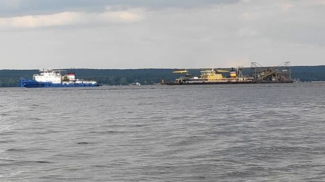 Как он все это тащит? Речной тягач