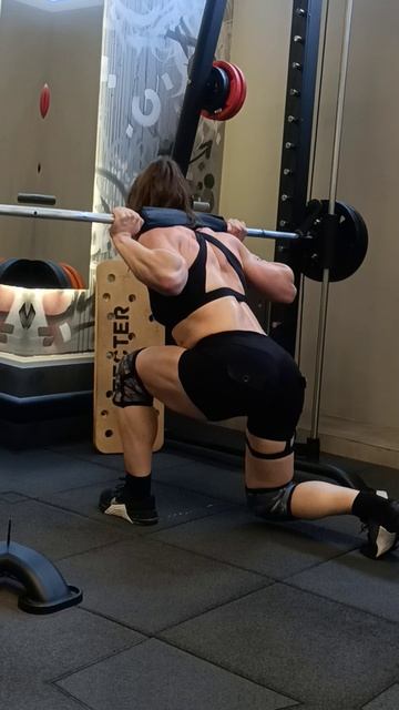 Сплит-приседания в Смите.mp4