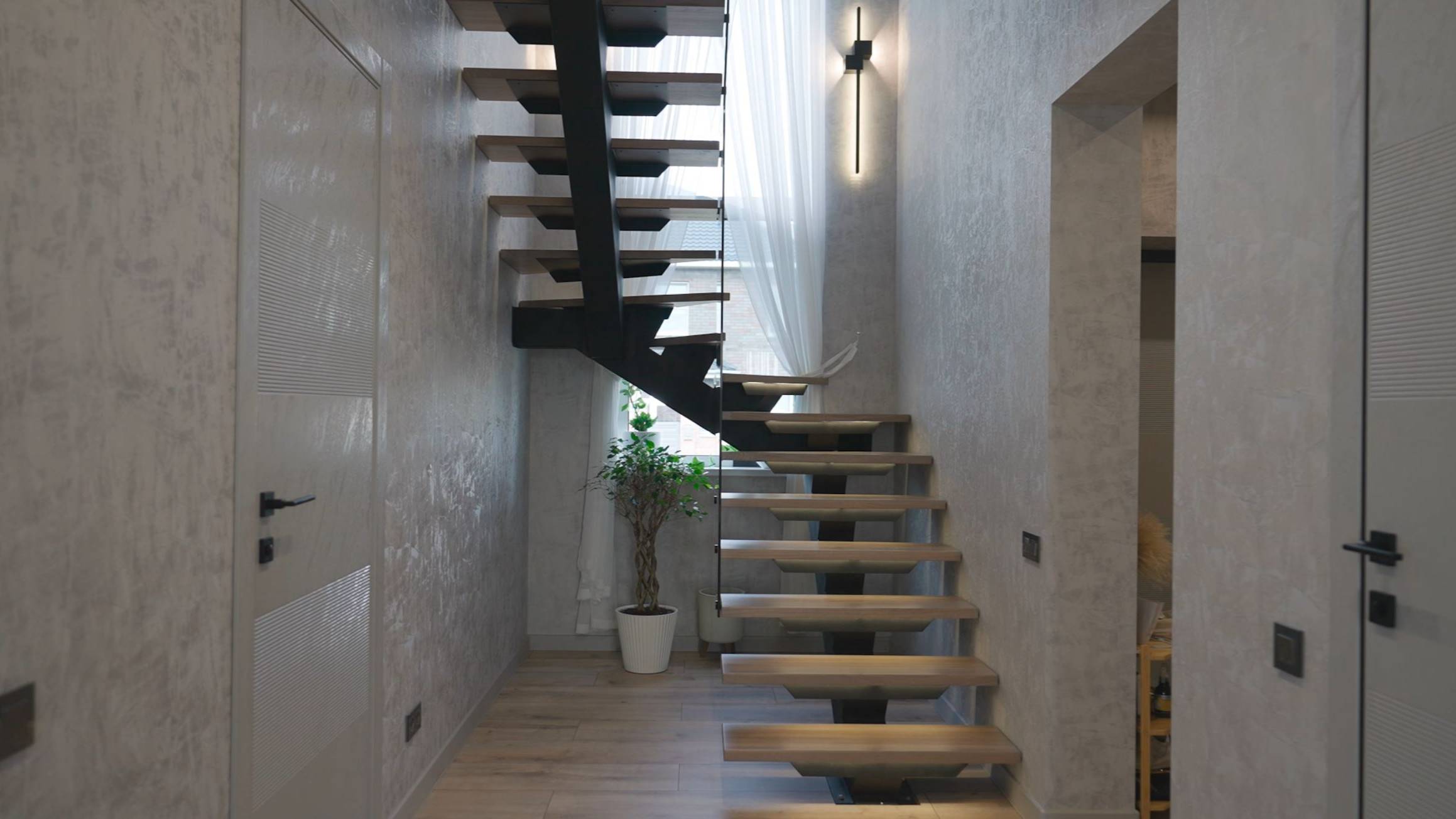 Лестница на монокосоуре со стеклянными ограждениями в посёлке Моё Царицыно г. Казань #рмкедр