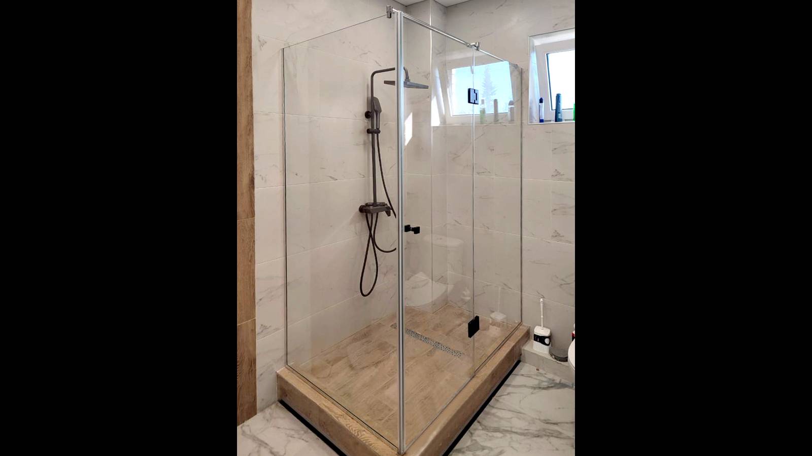 Стеклянная душевая кабина с распашной дверью