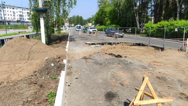 Упс! Новая отремонтированная дорога провалилась через месяц!