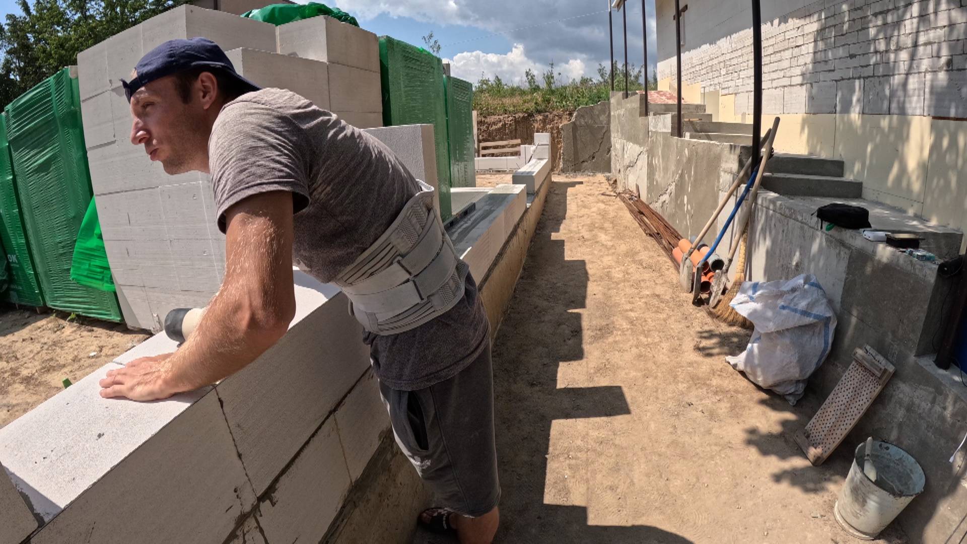 СТЕНЫ РАСТУТ ВОЗВОЖУ СТЕНЫ ИЗ ГАЗОБЛОКА В ОДИНОЧКУ #газоблок #дом с нуля #дом мечты