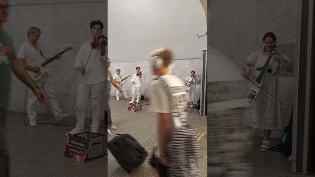 Музыка в метро.