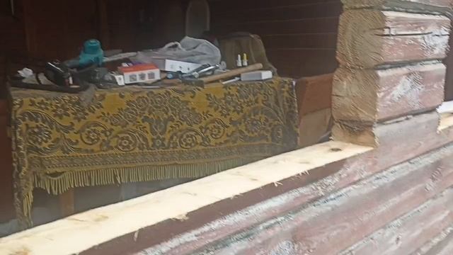 Врезал новые окна вместо старых в брусовом доме.