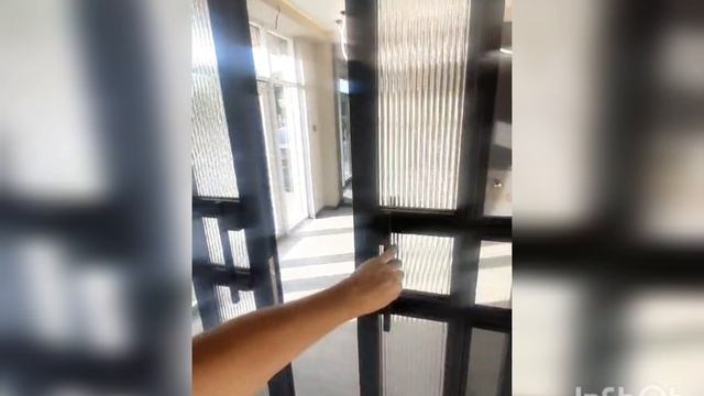 Стеклянная раздвижная перегородка с черной фурнитурой