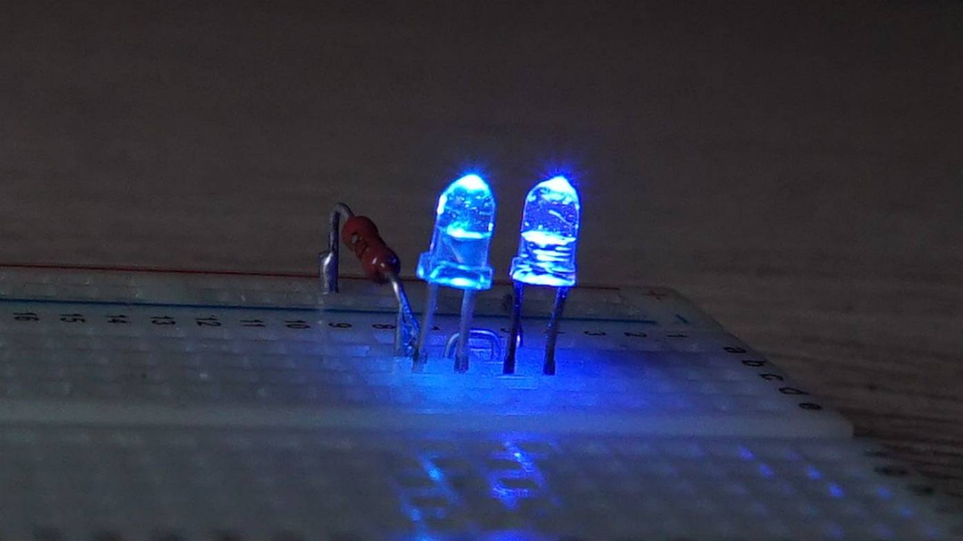 Датчик ультрафиолетового излучения на синих светодиодах.