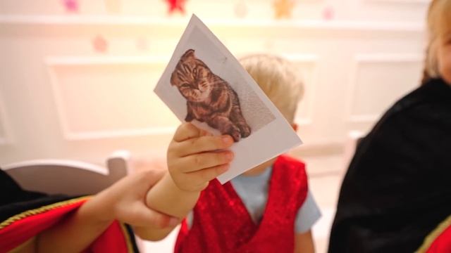 ДИАНА И РОМА - Диана, Рома и Оливер изучают 3д-фигуры с помощью волшебных шкафчиков