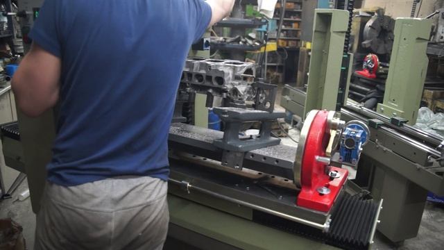 Станок фрезерный для ГБЦ. Поворотный стол для ГБЦ. Параллельки для ГБЦ. Установка ГБЦ.