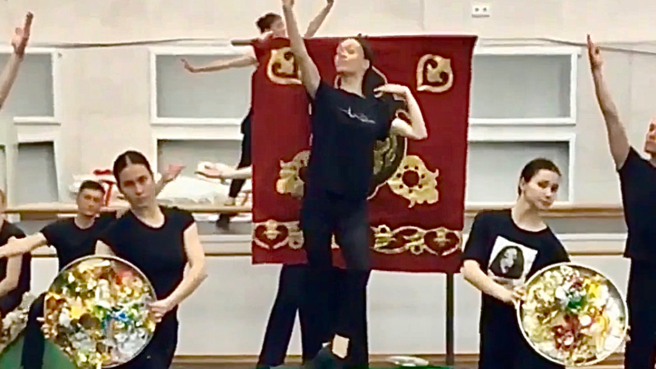 ТАНЕЦ ТРЕХ СОКРОВИЩ ИЗ СУНДУКА