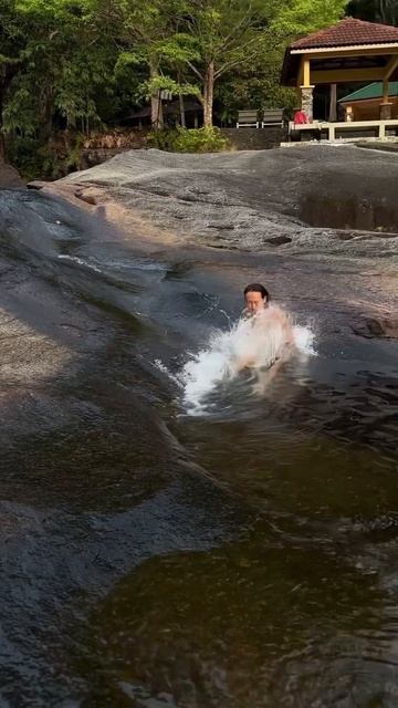 Чем бы дитя не тешилосьВ водопадах Ланкави можно кататься, как на горках в аквапарке #langkawi