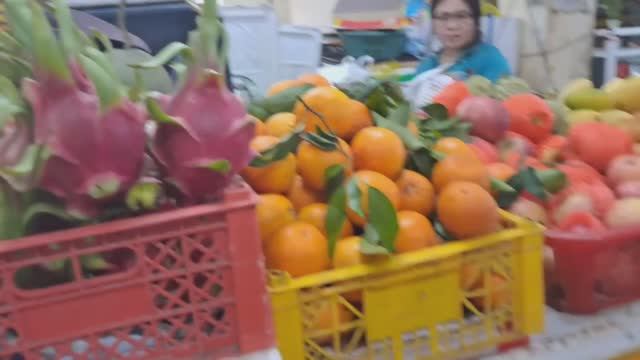 Базар во Вьетнаме с экзотическими фруктами и овощами.