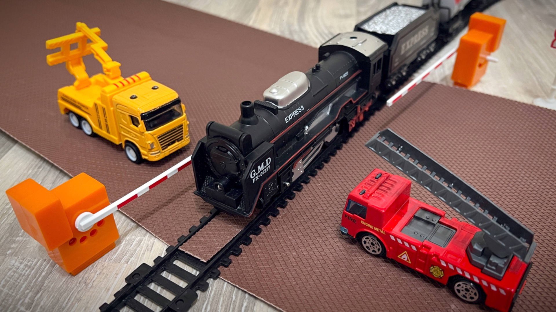 МУЛЬТИКИ ПРО ПАРОВОЗИКИ И МАШИНКИ - жд переезд со шлагбаумом - Детский канал про поезда игрушки