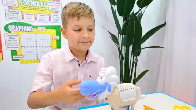 ДИАНА И РОМА - Диана и Рома играют в школу. Оливер - новый ученик