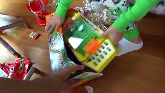 Мистер Макс • Mister Max - Мои Сингапурские подарки под ЕЛКОЙ   Видеонаблюдение засняло Деда Мороза