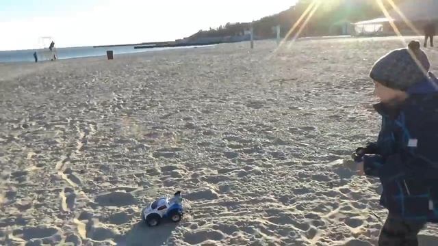 Мистер Макс • Mister Max - Макс играет с машинкой на море