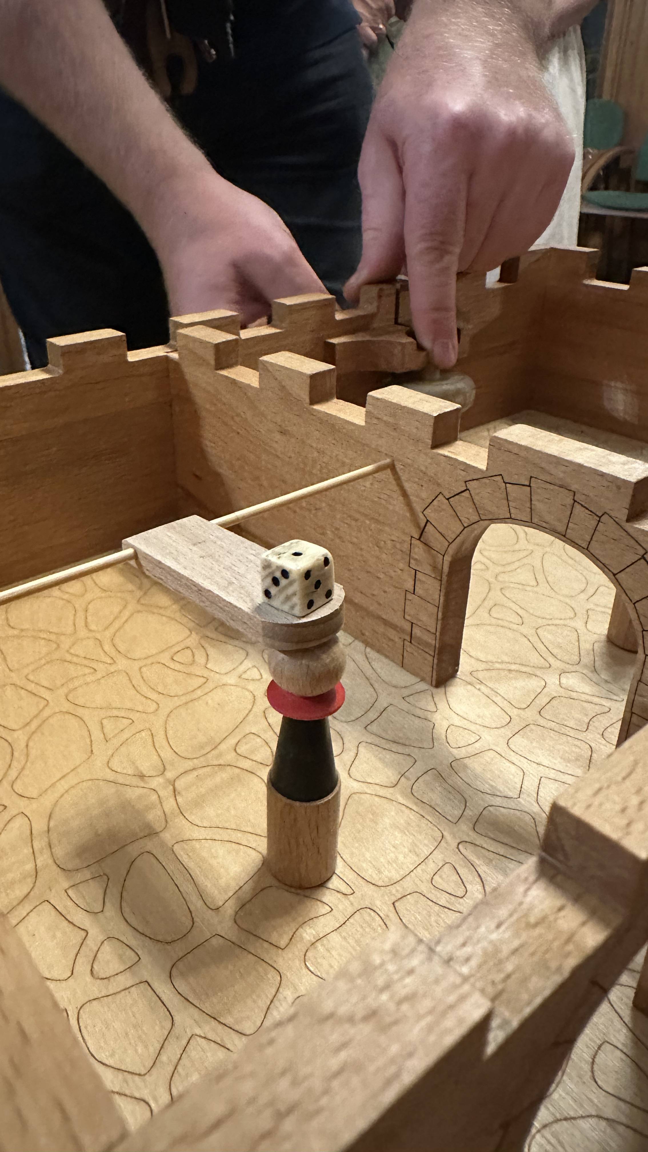 Роняем кости #игры #games #волчки #craftgames #игрыиздерева #настолки #настольныеигры #семейныеигры