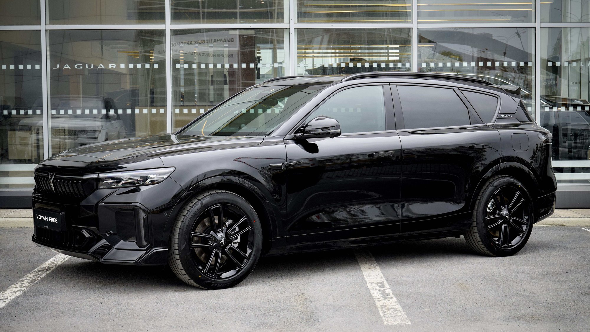 Voyah Free SE (черный кузов, черный салон)