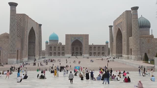 На площади Регистан (Самарканд, Узбекистан).