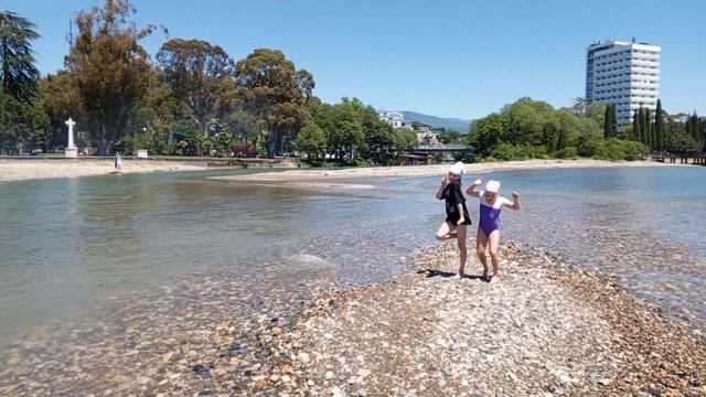 Девчонки "чилят" на пляже Сухума.