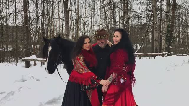 ПОПУЛЯРНАЯ ПЕСНЯ "НЕСИ МЕНЯ КОНЬ". ЭСТРАДНЫЙ ПЕВЕЦ СЕРГЕЙ ТАРАСОВ. ЦЫГАНСКИЕ ПЕСНИ И ТАНЦЫ. АНСАМБЛЬ