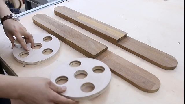 Идея навесной двери на рельсах из фанеры