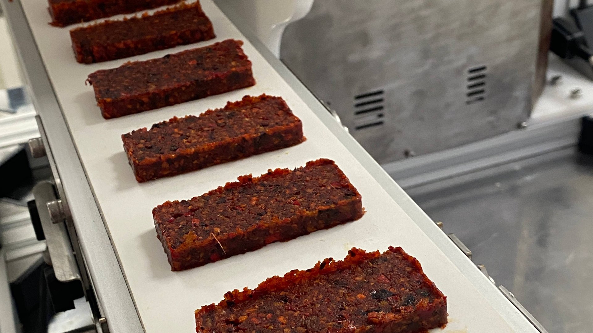 Формуем батончики из вяленого мяса индейки